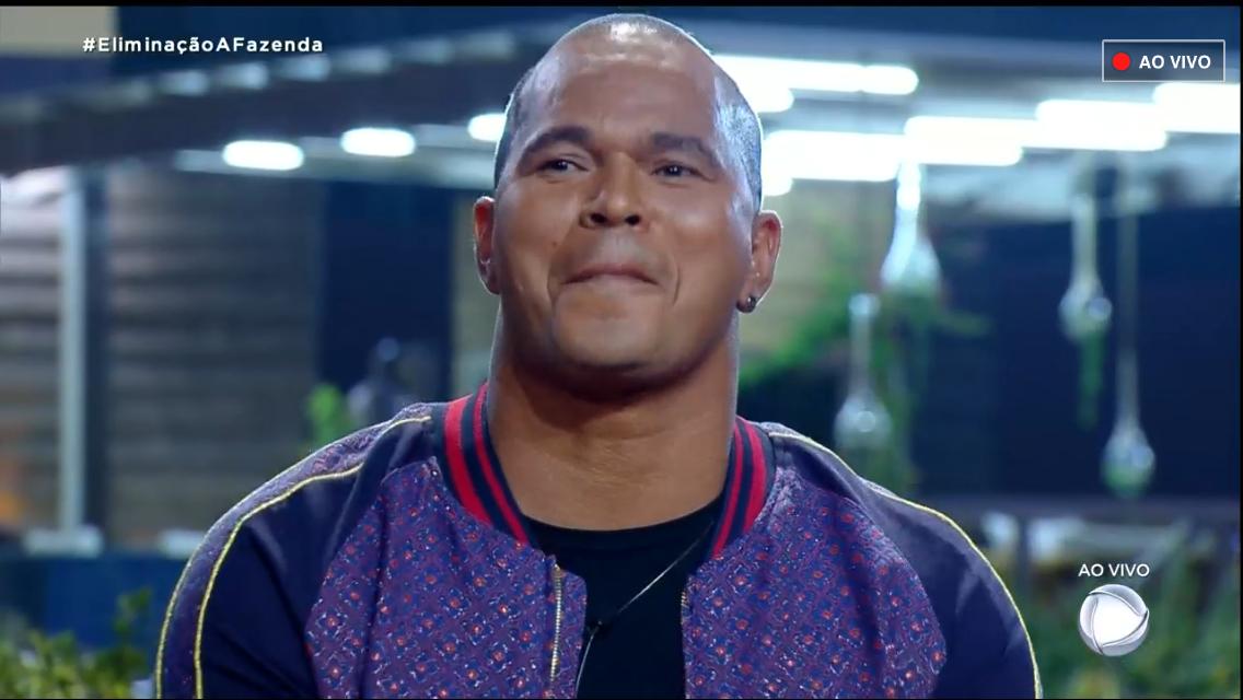 A Fazenda 10: Aloísio Chulapa defende permanência no reality