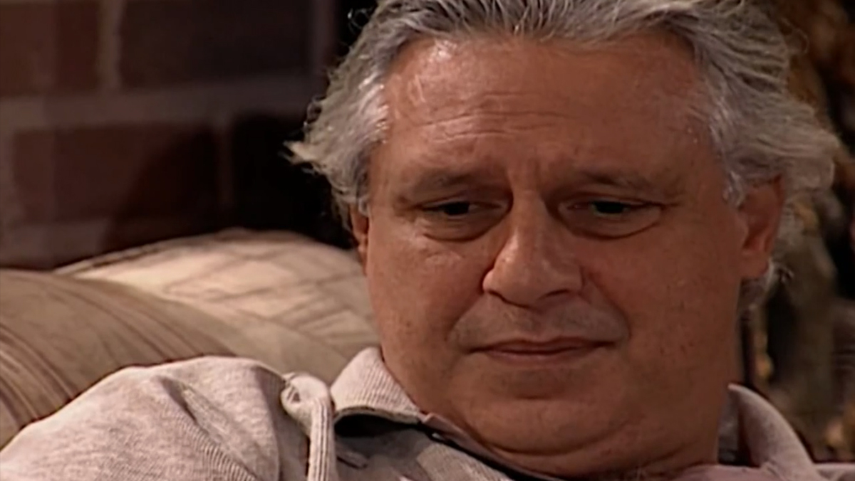 Por Amor: Atílio desconfia do maior segredo de Helena