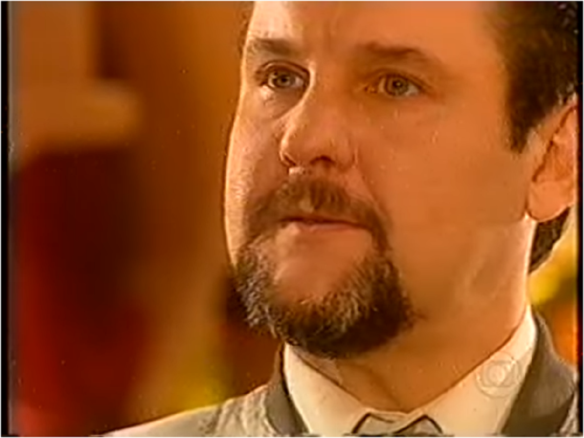 O Clone: Mohamed implica com noivado de Nazira e Edvaldo