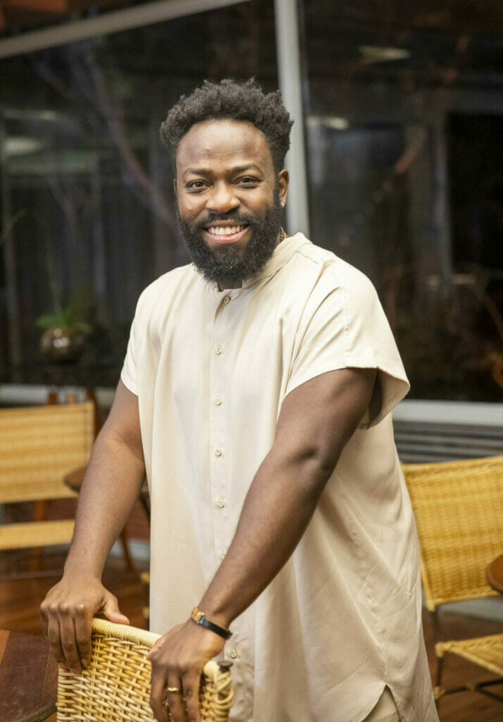 Douglas Silva volta às novelas em TV aberta em Fuzuê. Confira a primeira foto do personagem!