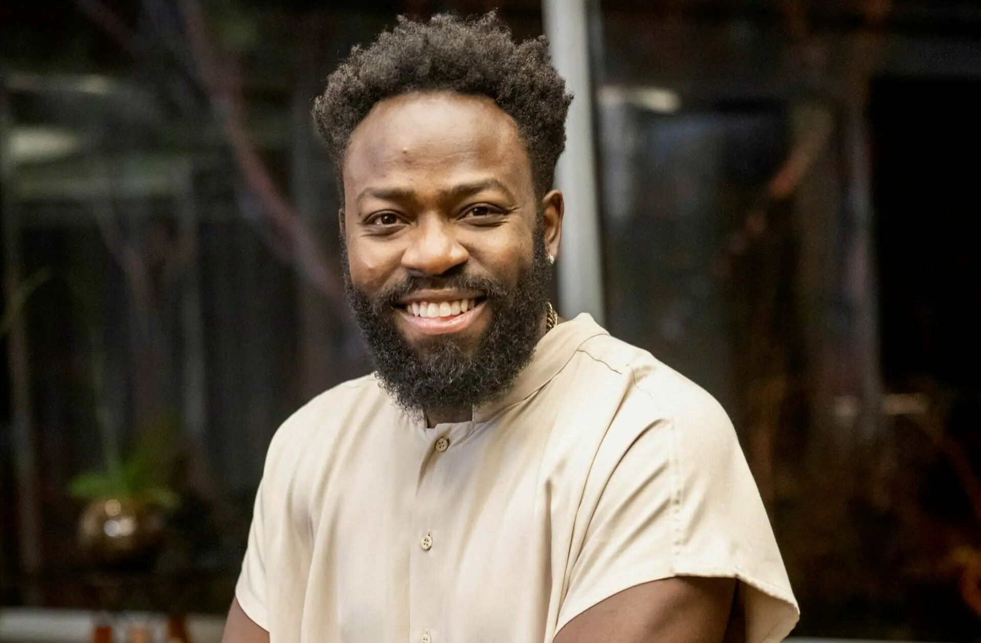 Douglas Silva volta às novelas em TV aberta em Fuzuê. Confira a primeira foto do personagem!